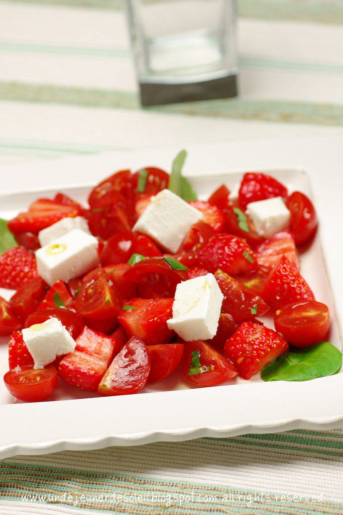 Salade de fraises, tomates cerise et chèvre frais - Un déjeuner de soleil