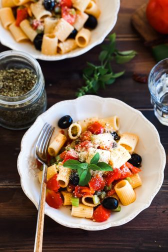 Pâtes aux tomates crues ou pasta alla zingara - Recette italienne ...