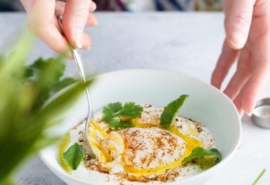 Cilbir, oeufs pochés au yaourt à la turque - Un déjeuner de soleil