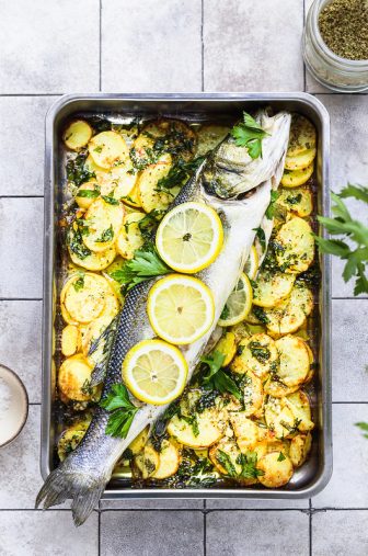 Bar rôti aux pommes de terre Pouilles - Recette italienne facile et ...