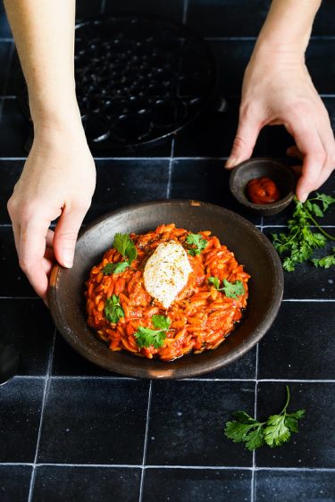 Orzo à la sauce tomate, harissa et mascarpone - Plat rapide pas cher ...