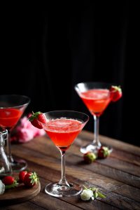 Cocktail à la fraise et à la rose - Recette boisson facile - Un ...